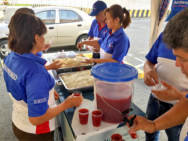 Ayudando al más necesitado - Universal Ecuador - Universal Ecuador