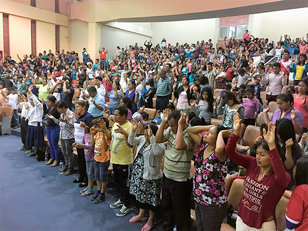 Millares de personas clamando en Viernes Santo - Universal Ecuador ...