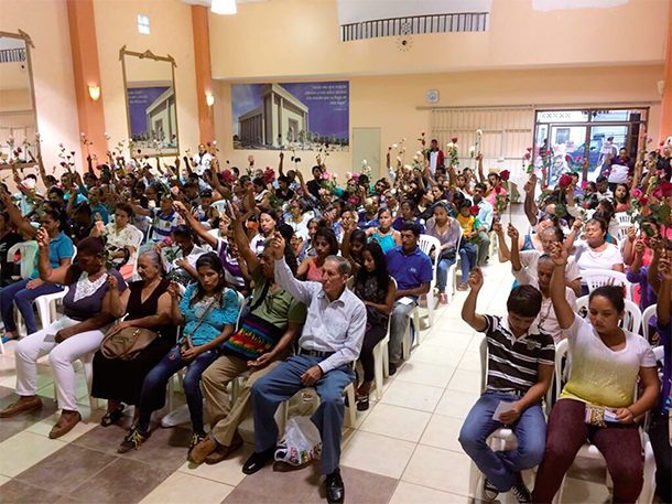 Millares de personas clamando en Viernes Santo - Universal Ecuador ...